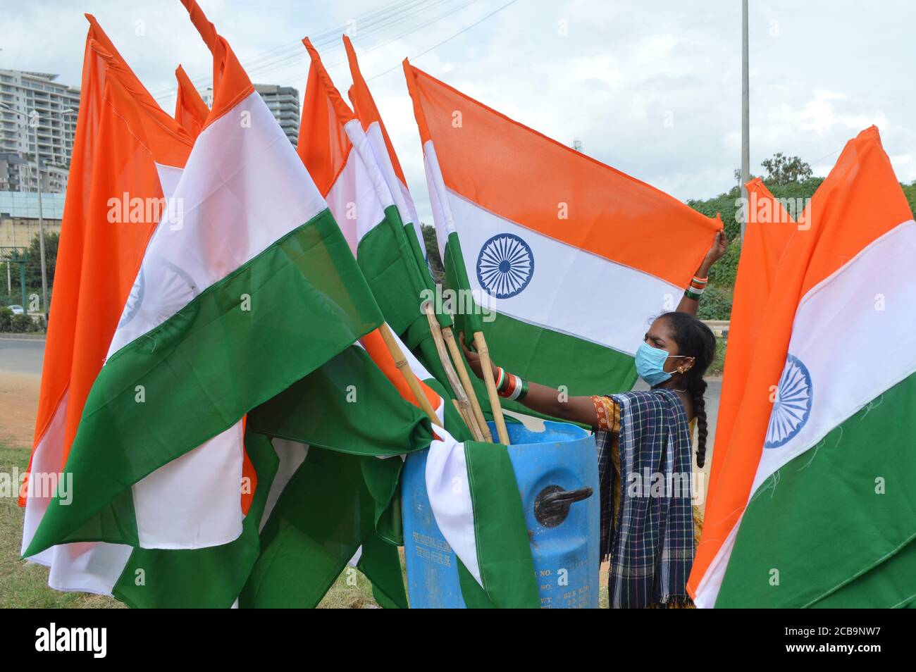 (200812) -- BANGALORE, Aug. 12, 2020 (Xinhua) -- A woman sells Indian ...