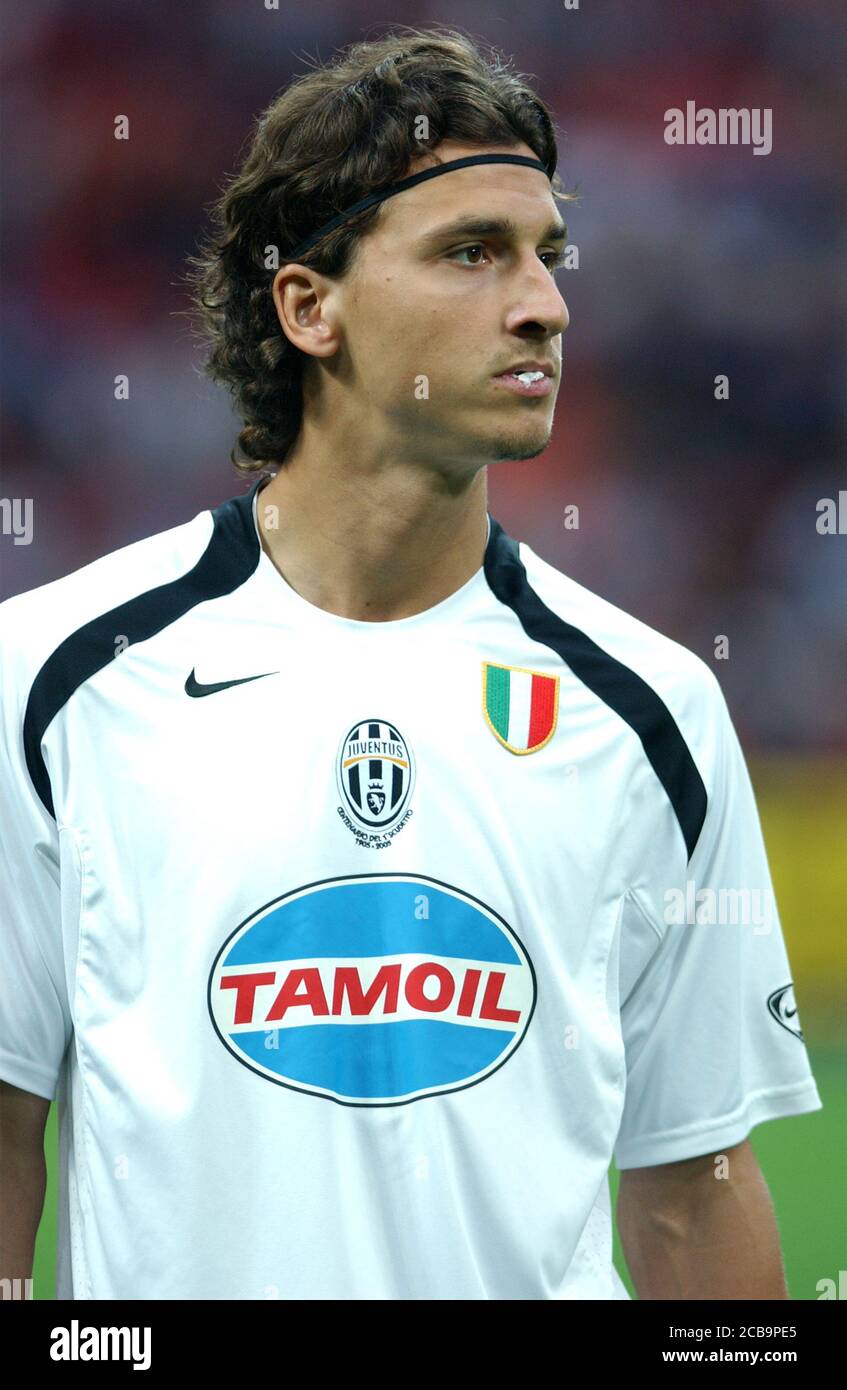 Zlatan ibrahimovic trophy hi-res stock photography and images - Alamy