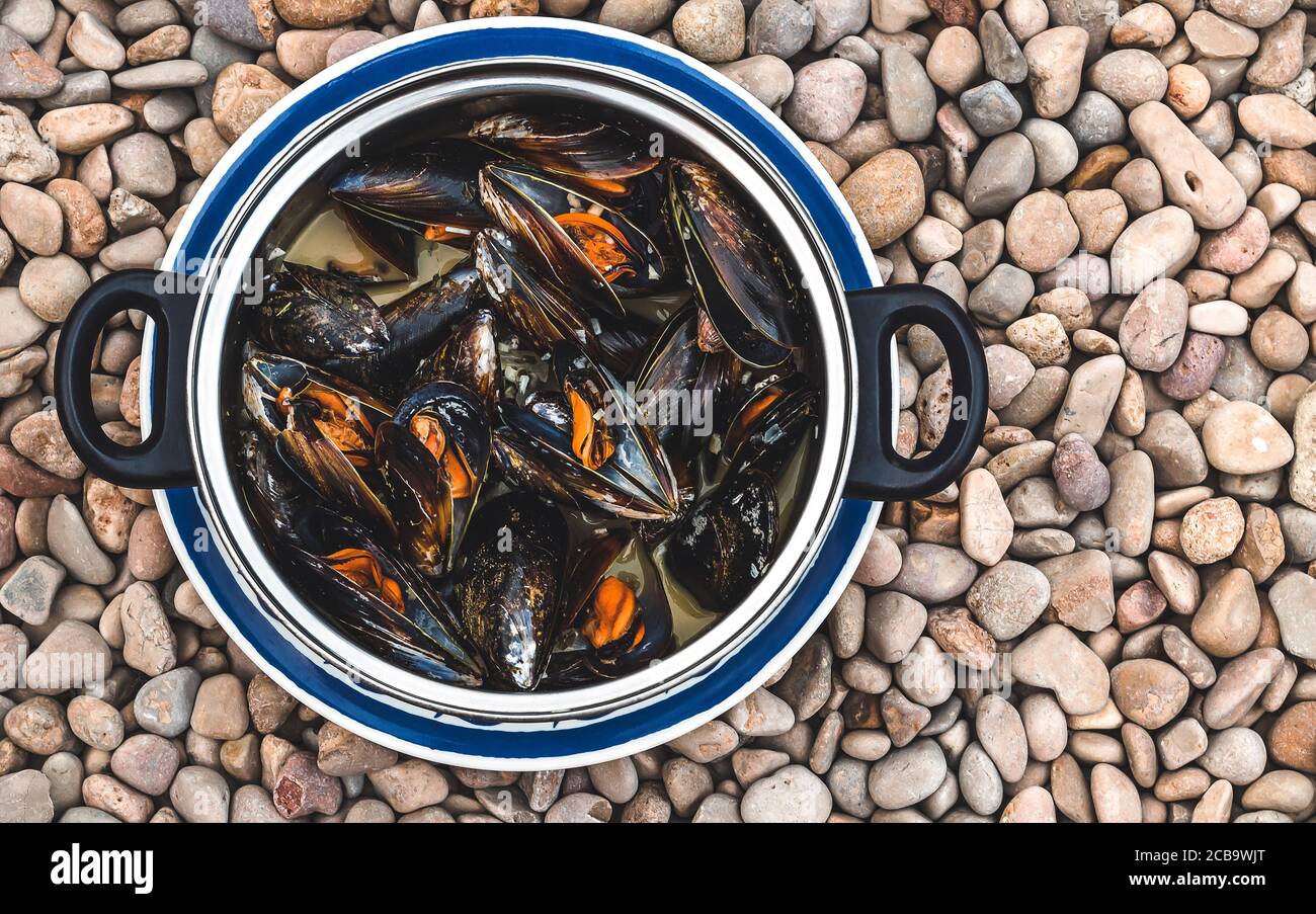 Boiled mussels with garlic and herbs in cooking pot Stock Photo - Alamy