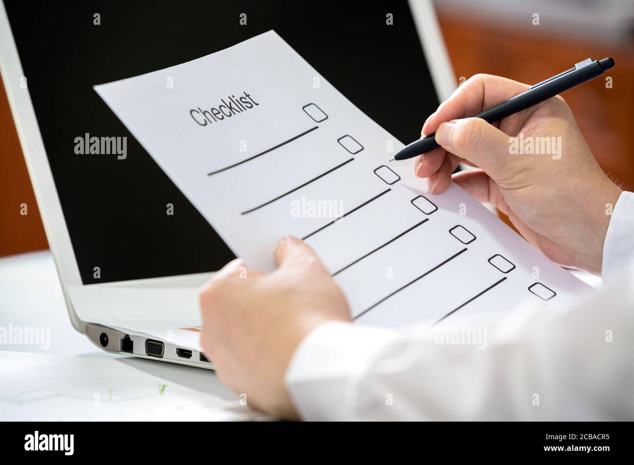 Hand with checklist hi-res stock photography and images - Alamy