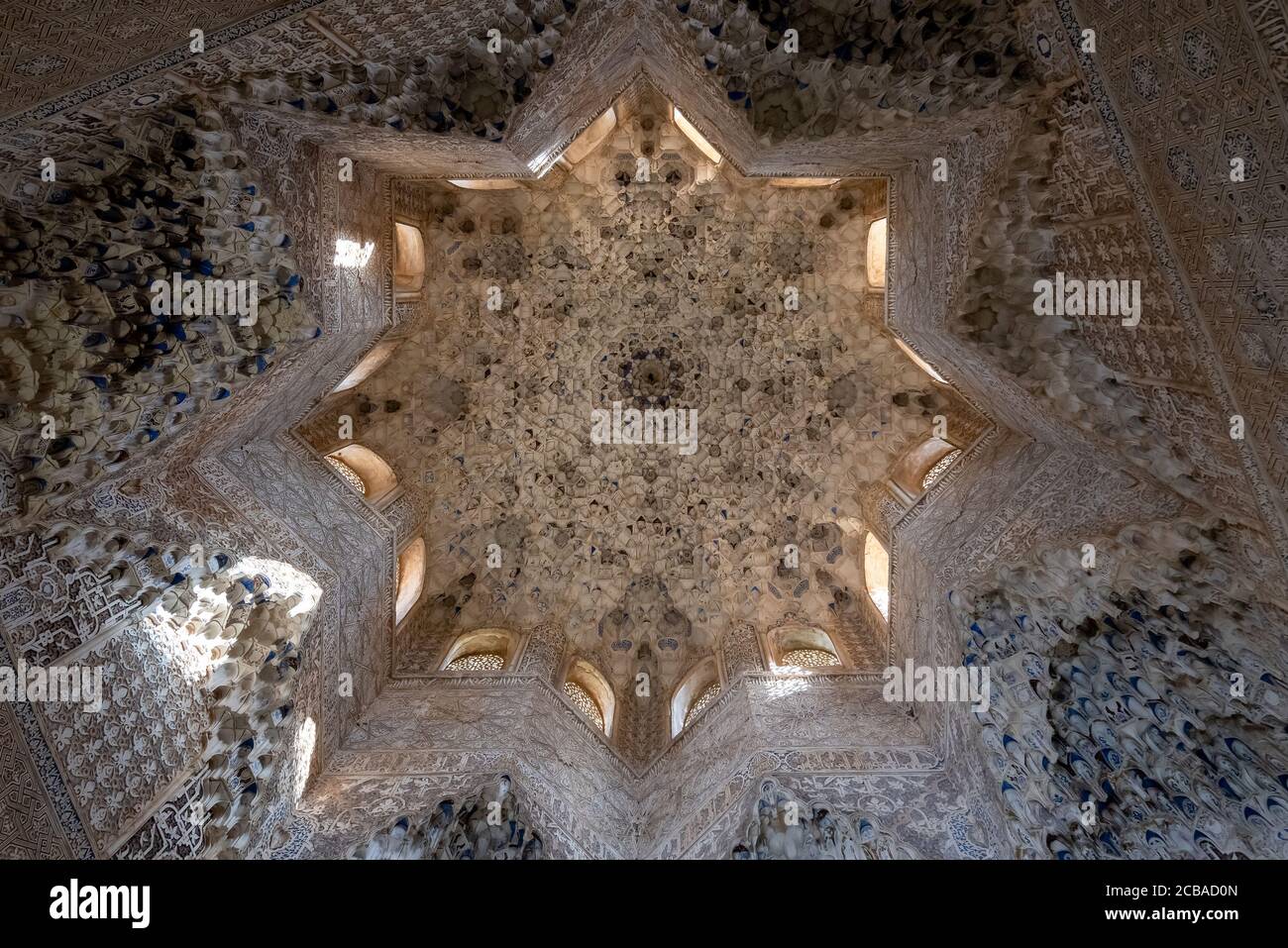Alhambra islamic wall ceiling detail hi-res stock photography and ...