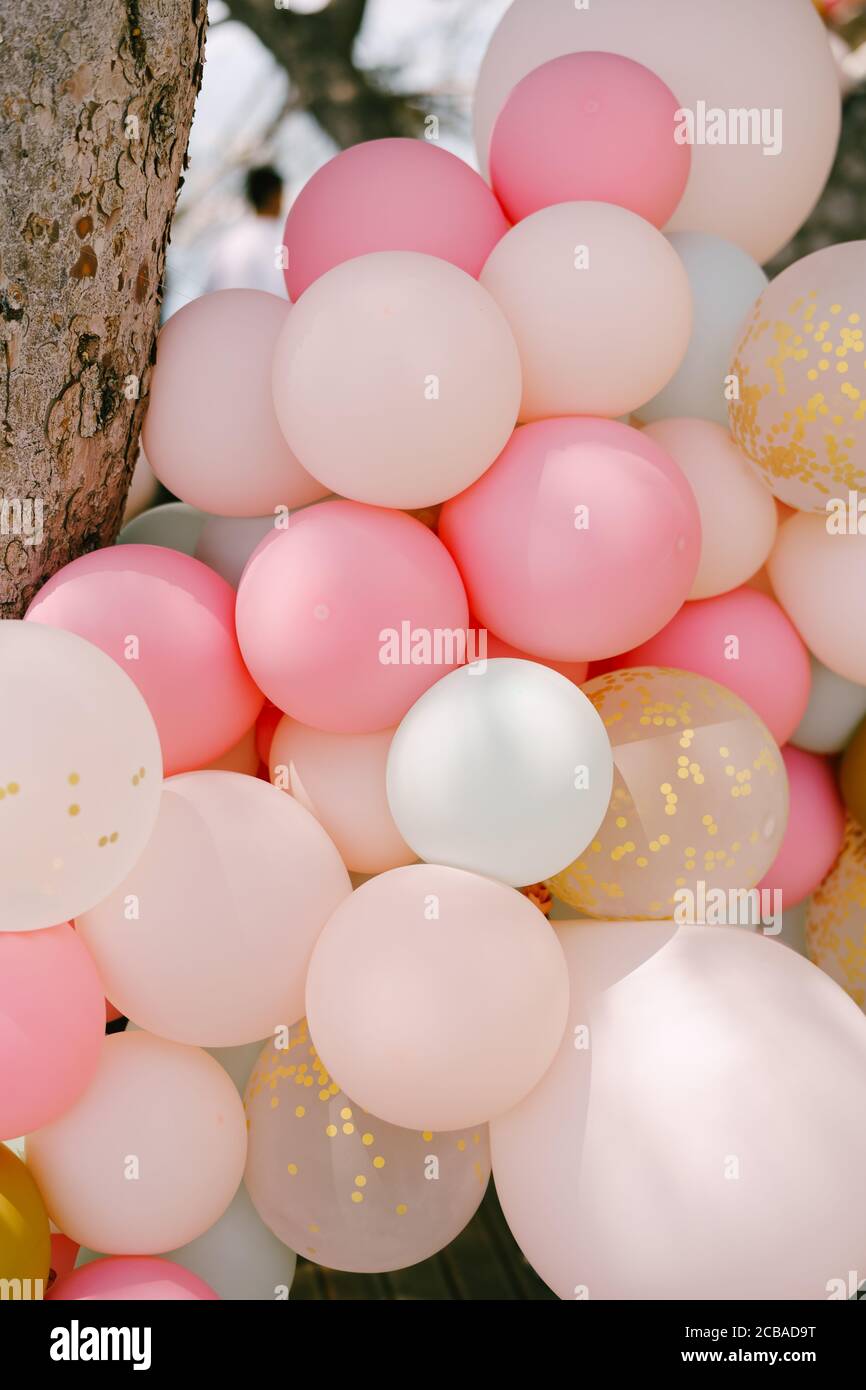Gold balloon wallpaper hi-res stock photography and images - Alamy