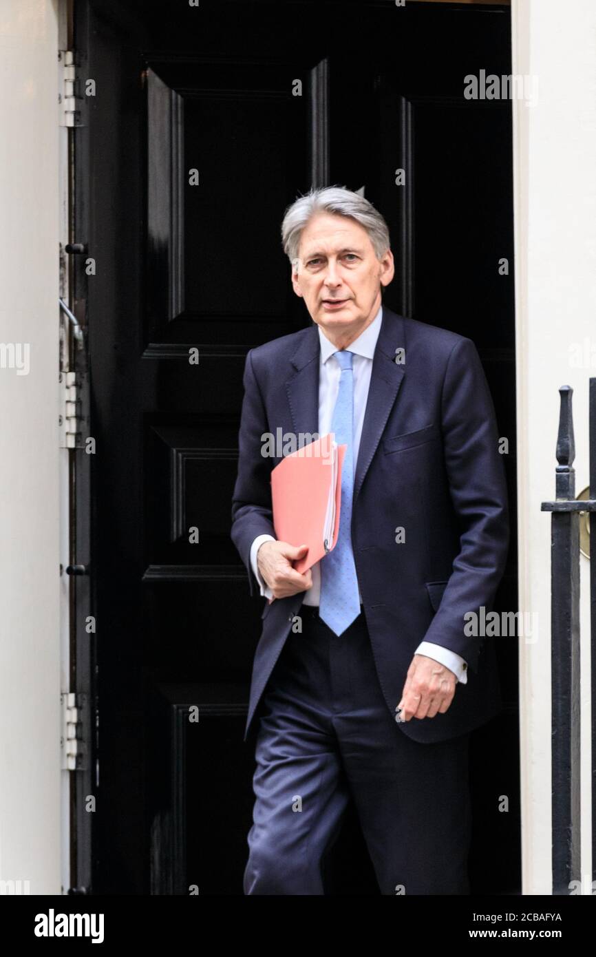 Number 10 and 11 downing street hi-res stock photography and images - Alamy