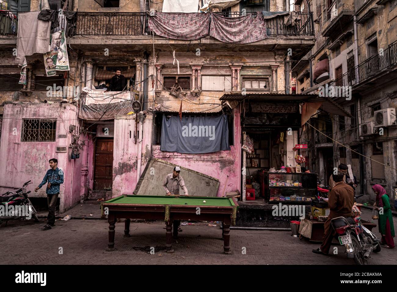 Daily life in the Old Town around the Badshahi Mosque, the UNESCO World ...