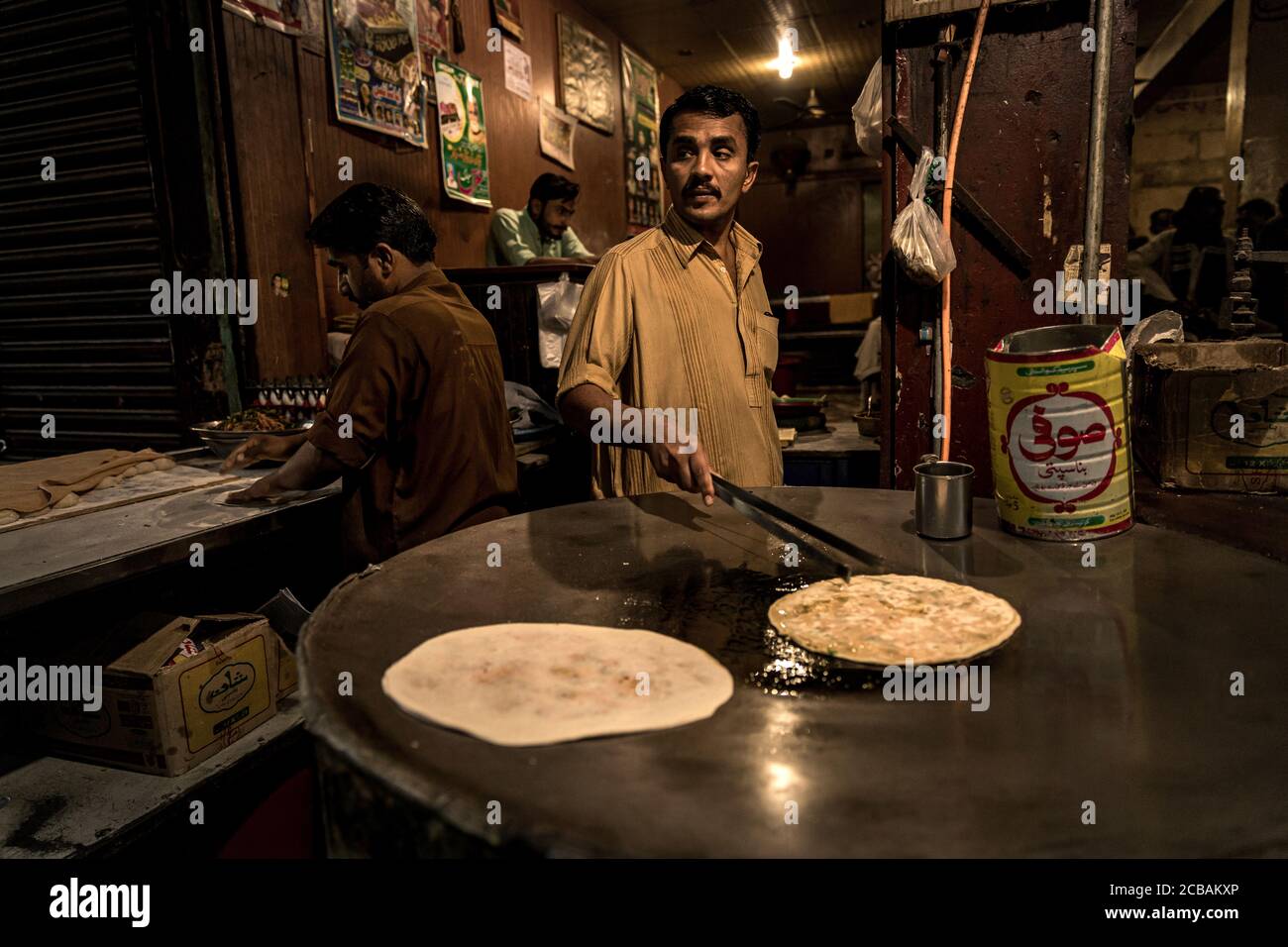Street food in the Old Town around the Badshahi Mosque, the UNESCO ...