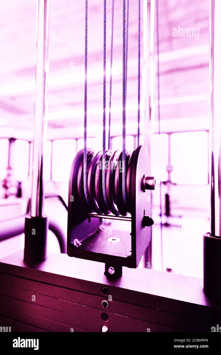 Pulley and weight hi-res stock photography and images - Alamy