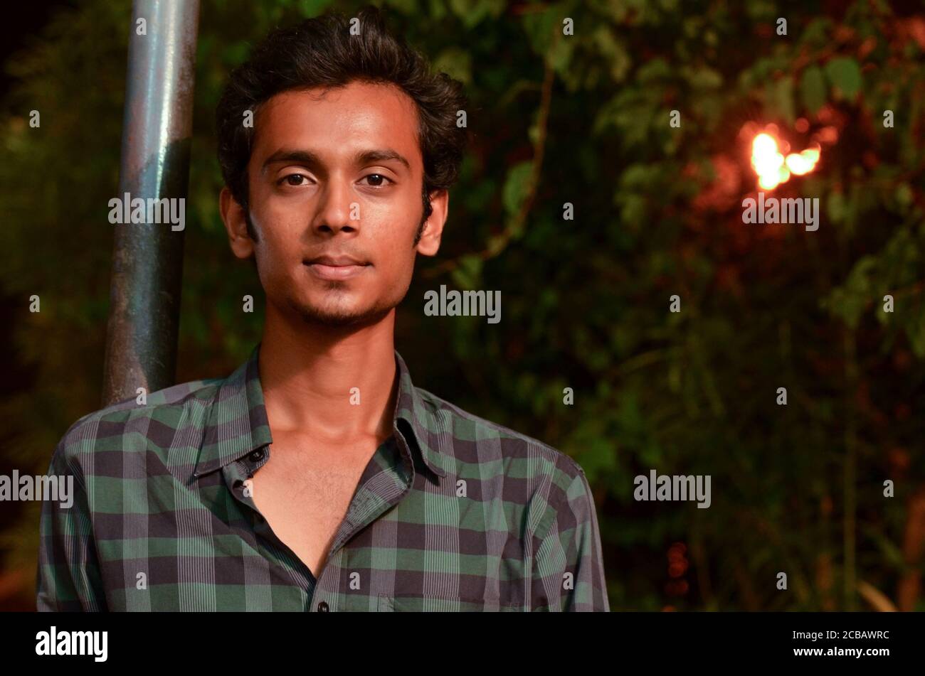 Under street light hi-res stock photography and images - Alamy