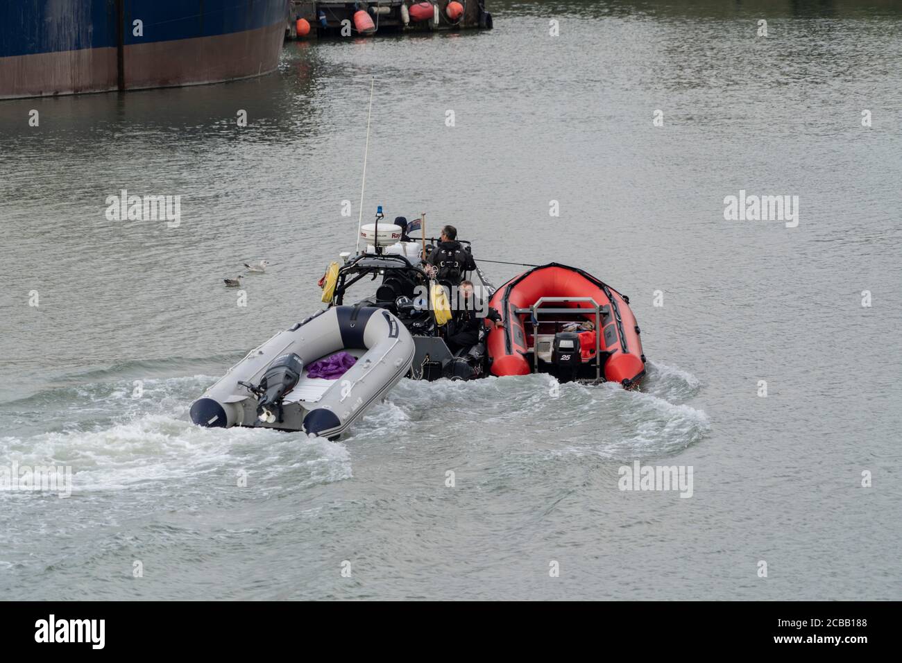 Dingy into dover harbour hi-res stock photography and images - Alamy