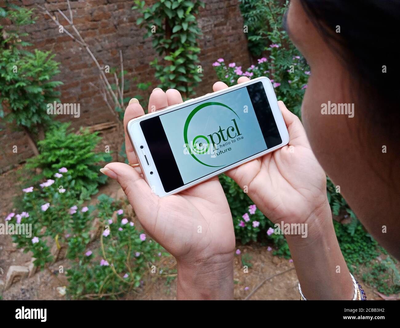 DISTRICT KATNI, INDIA - JUNE 02, 2020: An indian woman holding smart ...