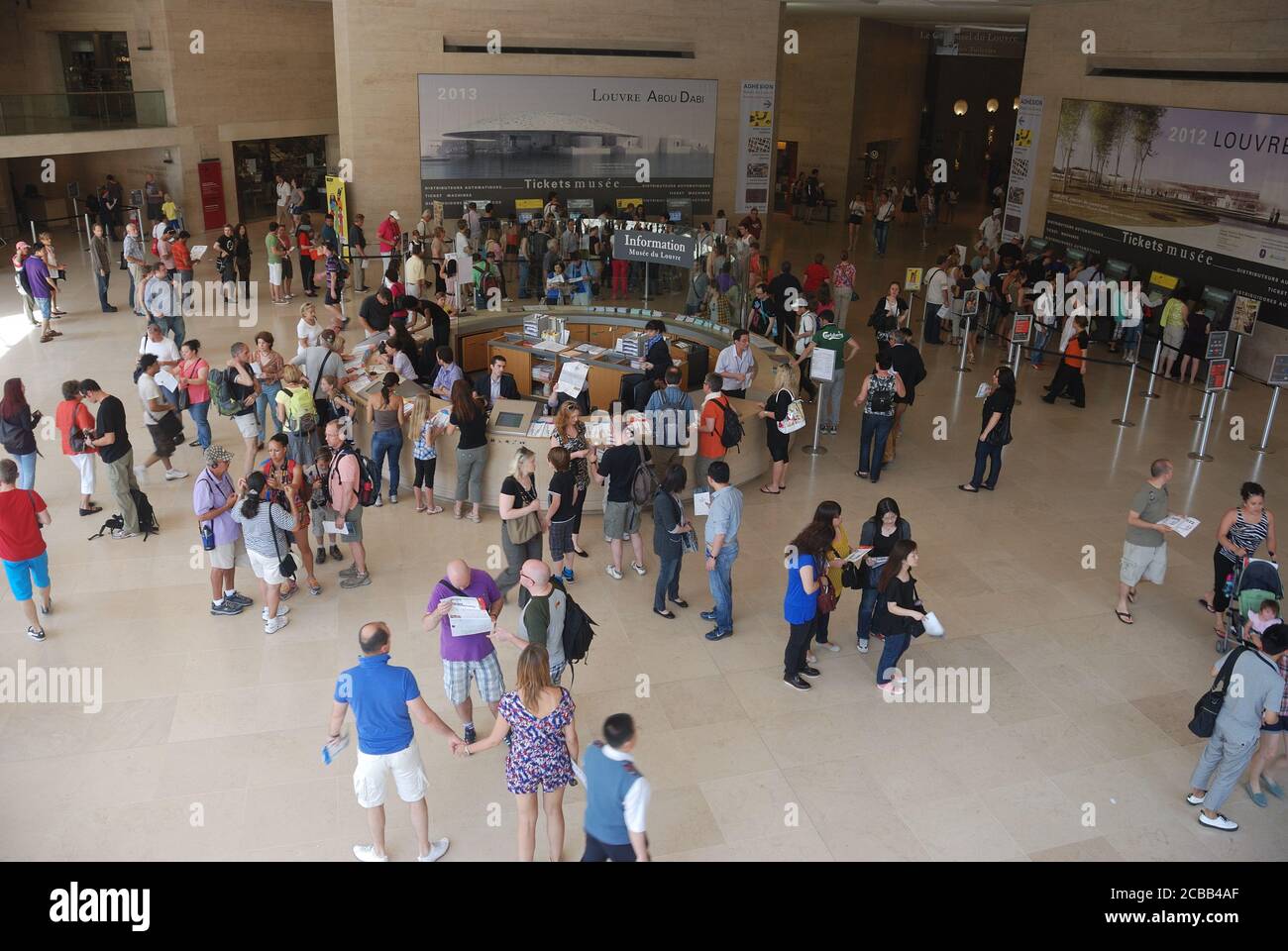 Visitors to the Louvre Museum Stock Photo - Alamy