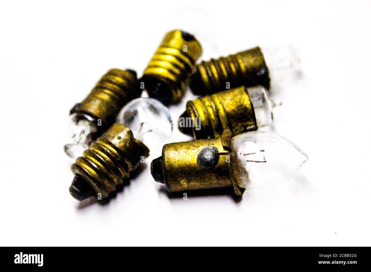 Light bulb line icon hi-res stock photography and images - Alamy