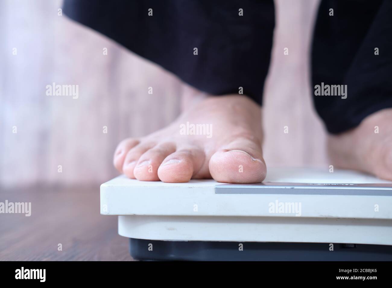 woman's feet on weight scale close up Stock Photo - Alamy