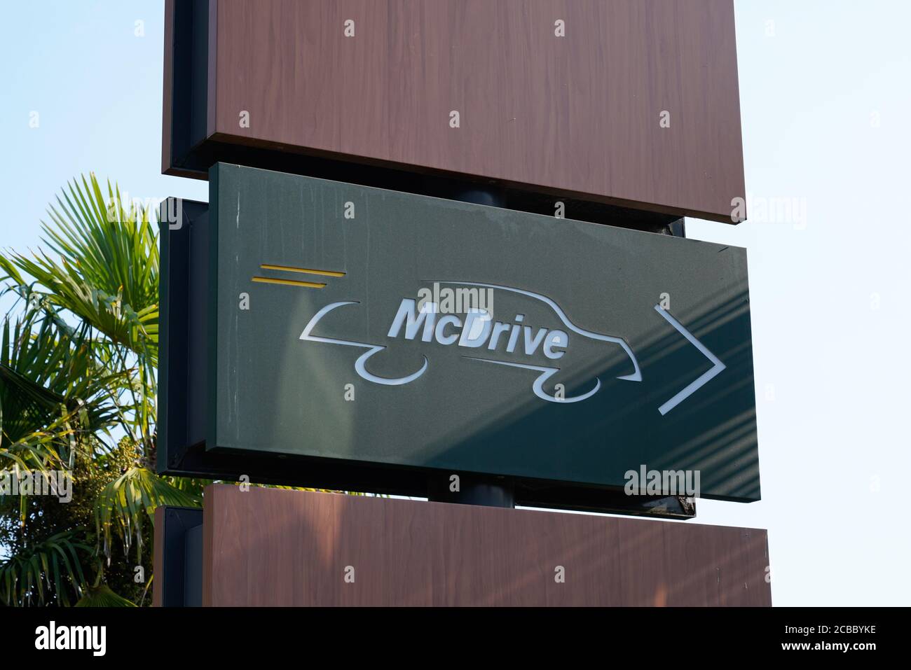 Bordeaux , Aquitaine / France - 08 04 2020 : McDonald’s McDrive drive ...