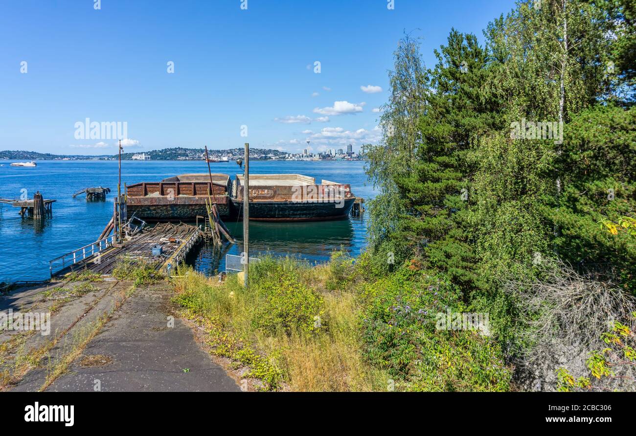 An view of a barge and the Seattle skyline Stock Photo - Alamy