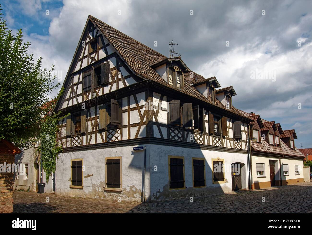 Half dormer windows hi-res stock photography and images - Alamy