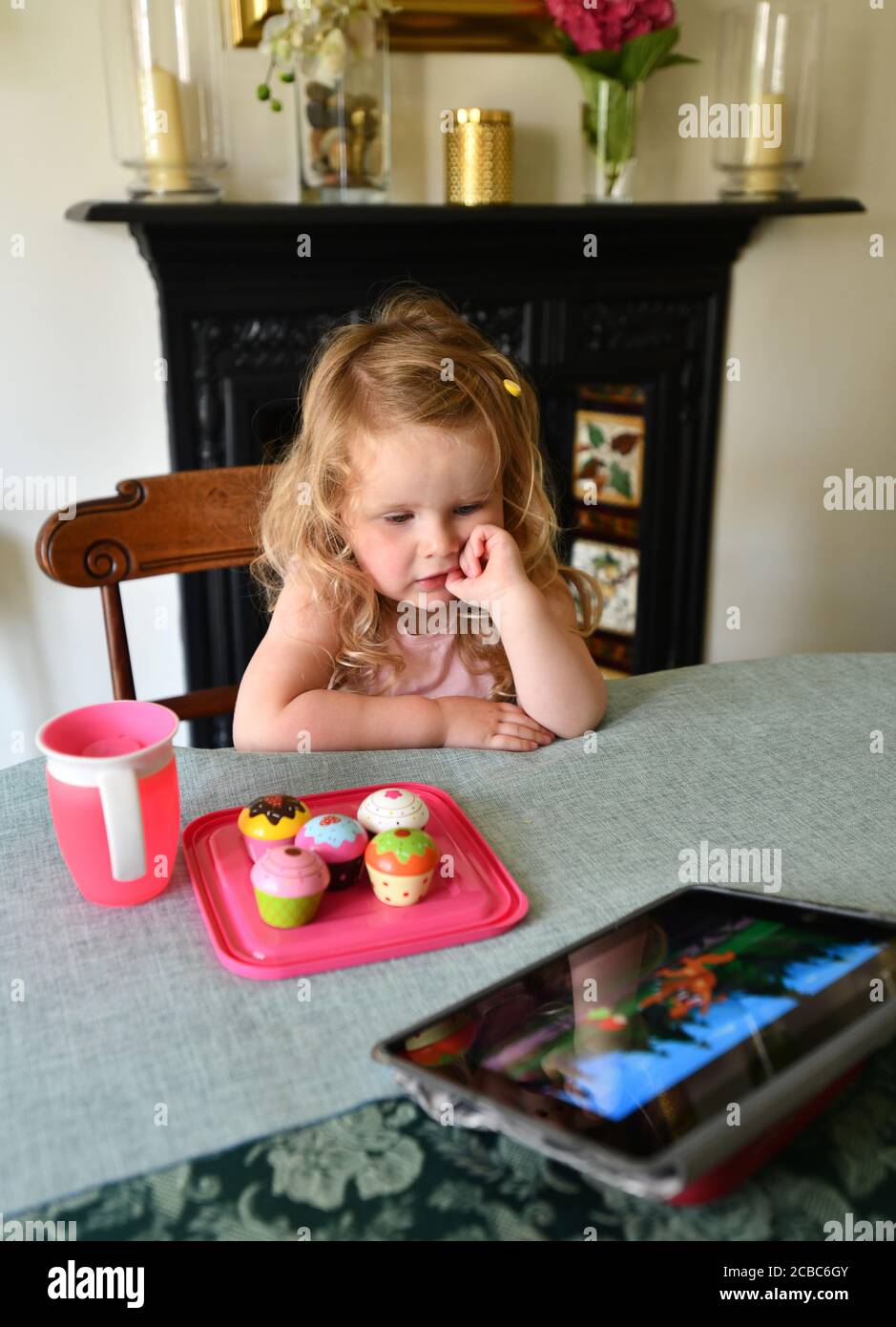 Girl on i pad hi-res stock photography and images - Alamy