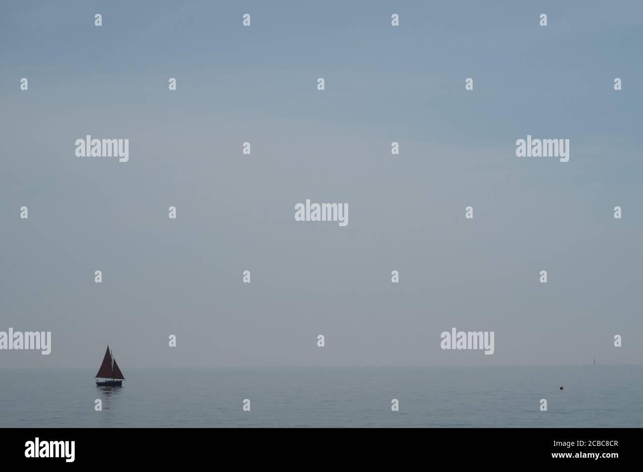 Single sailing boat hi-res stock photography and images - Alamy