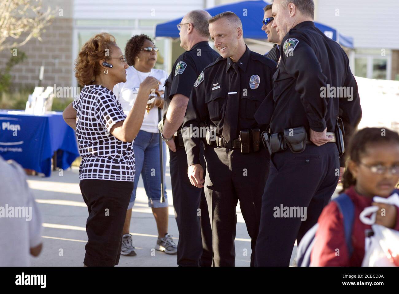 Police community interaction usa hi-res stock photography and images ...