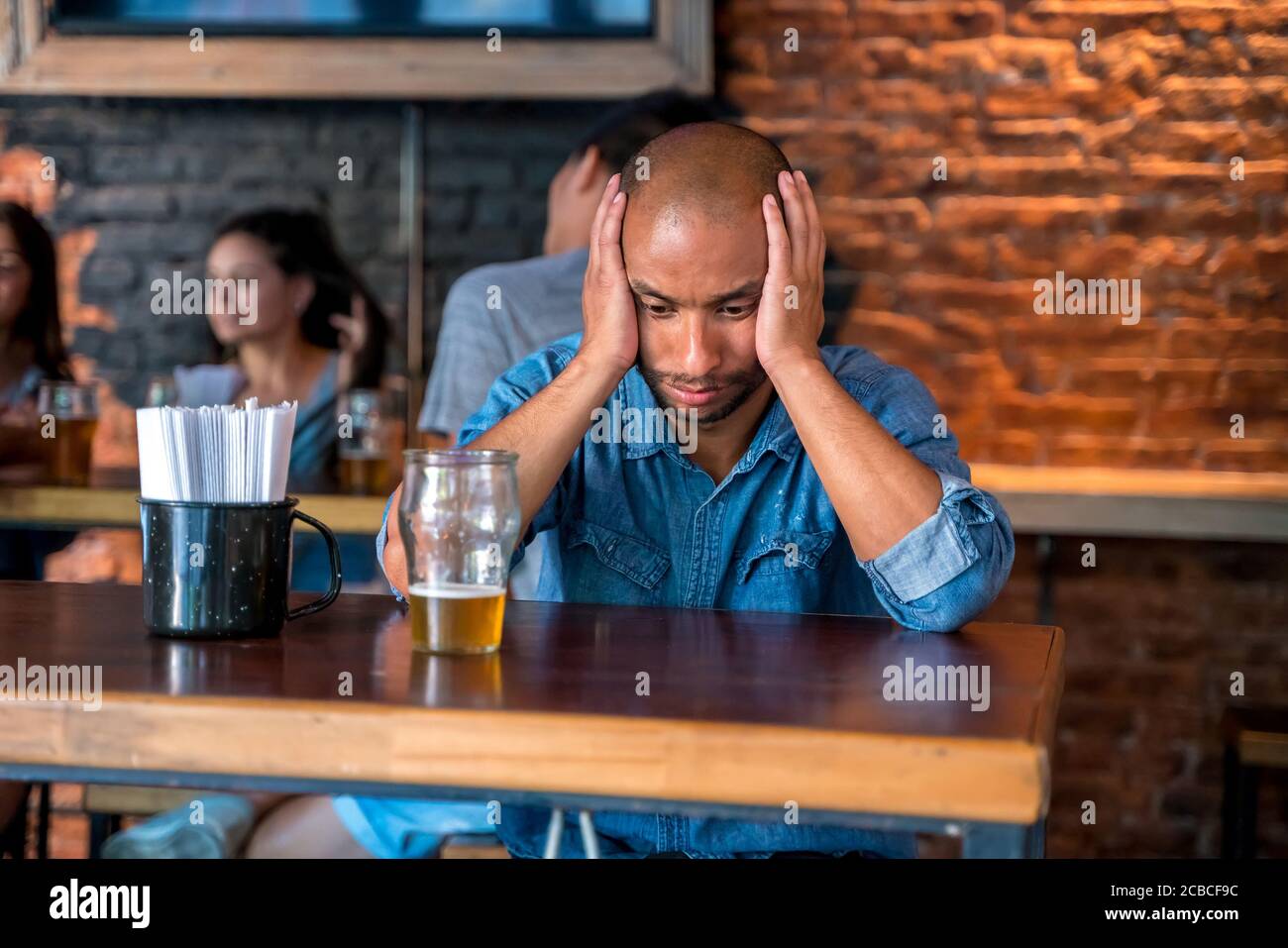 Sad man bar counter hi-res stock photography and images - Alamy