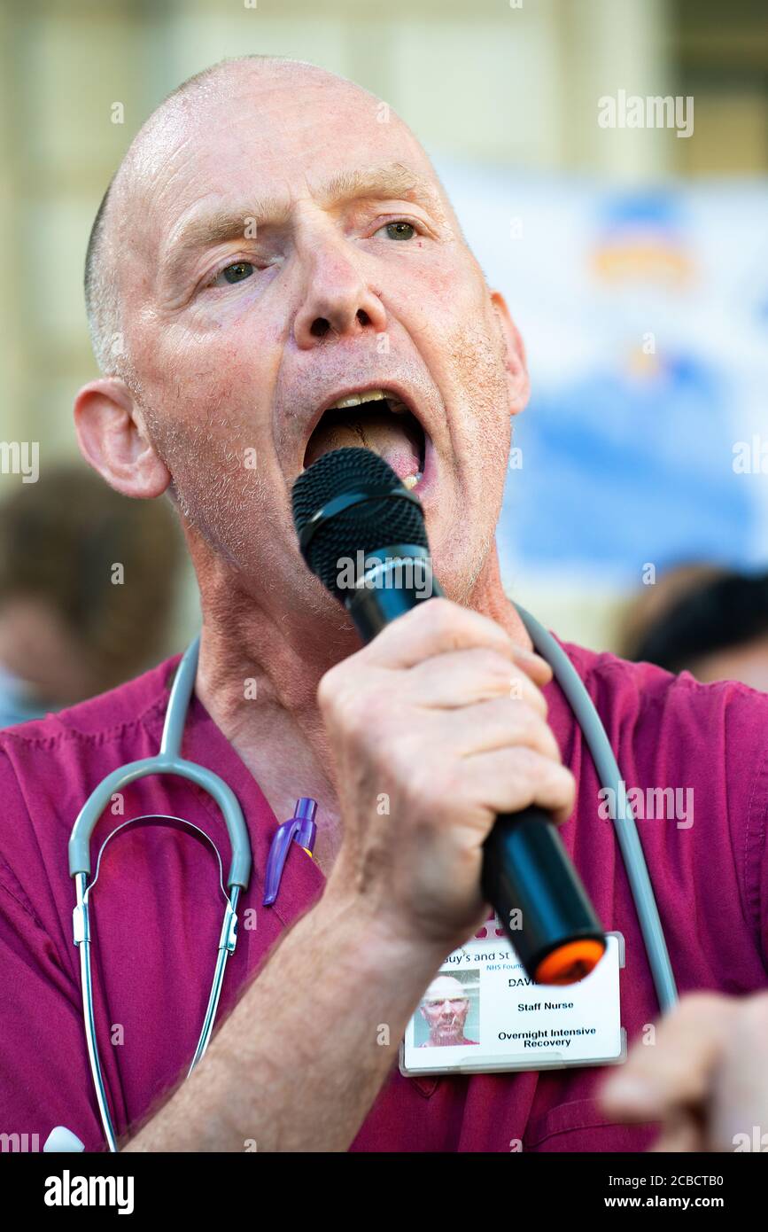 Nhs staff hi-res stock photography and images - Alamy