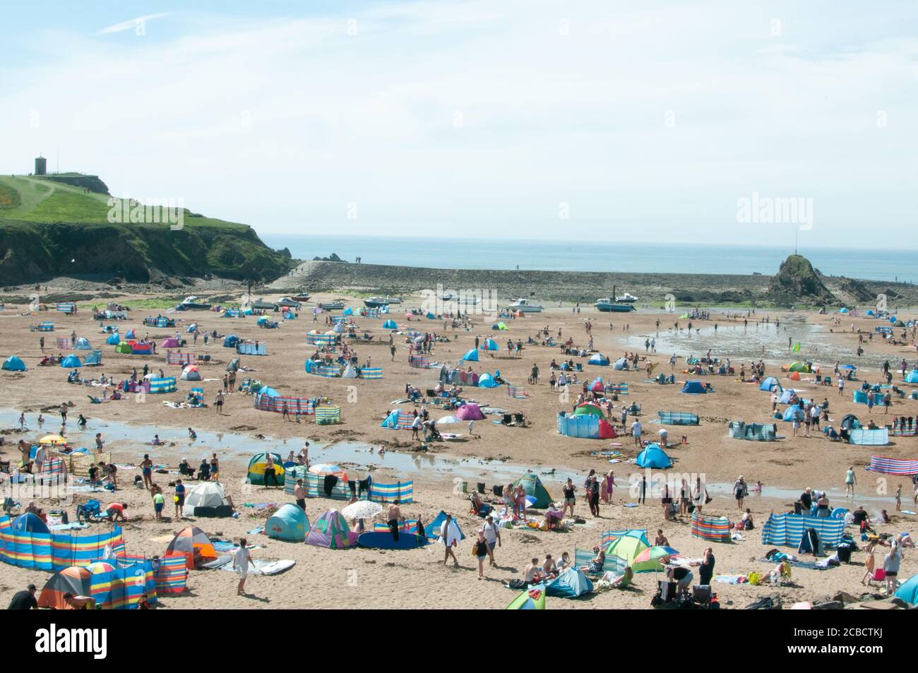 Crowded beach in Cornwall Stock Photo - Alamy