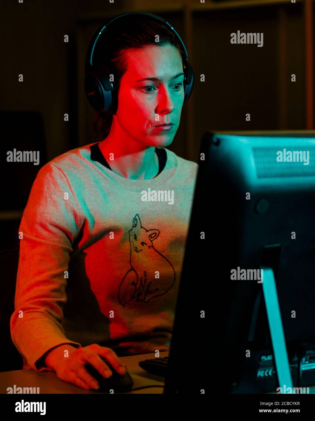 Computer lab headphones hi-res stock photography and images - Alamy