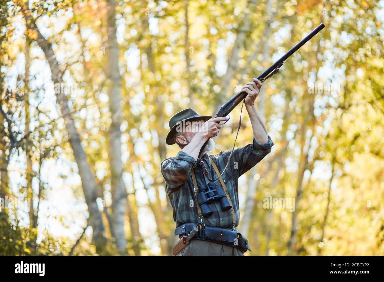 Hunter pointing gun hi-res stock photography and images - Alamy