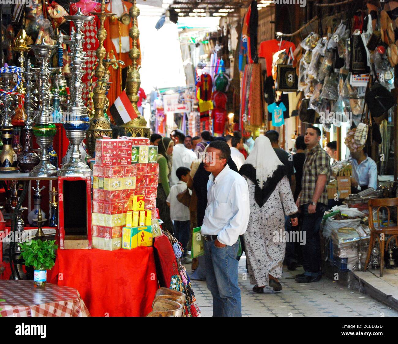 Egyptian people in the historical Street Market of Khan Al khalili in ...