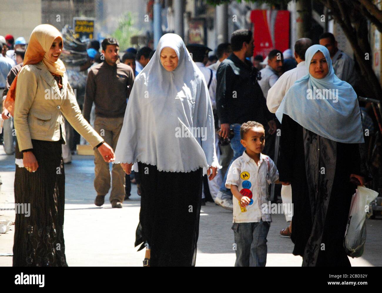 Egyptian people in the historical Street Market of Khan Al khalili in ...