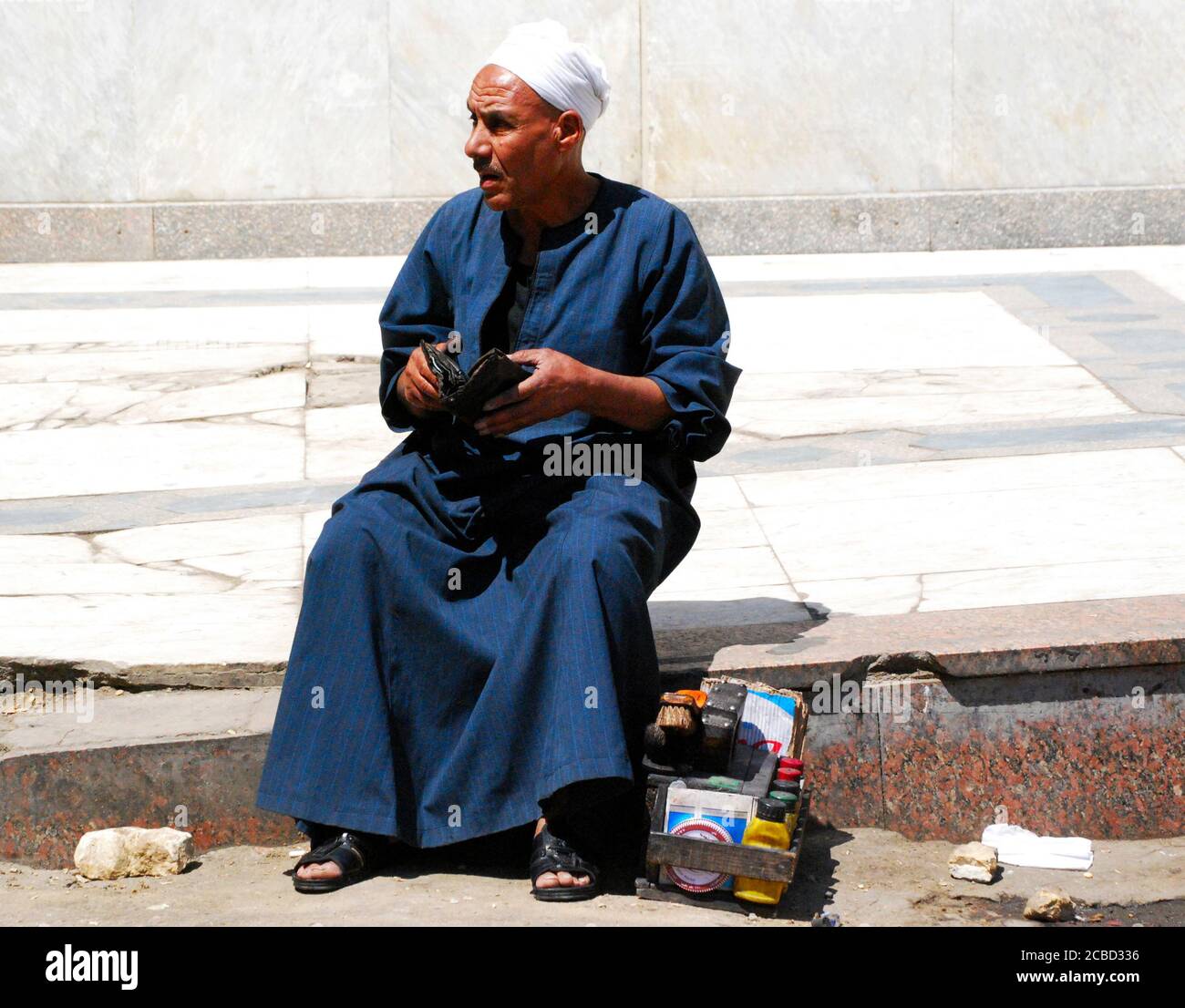 Egyptian people in the historical Street Market of Khan Al khalili in ...