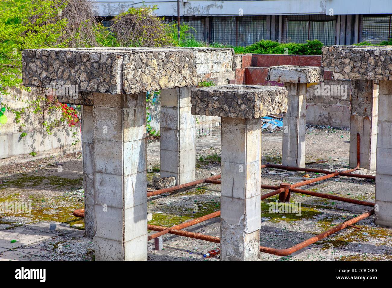 Destroyed concrete pillar hi-res stock photography and images - Alamy