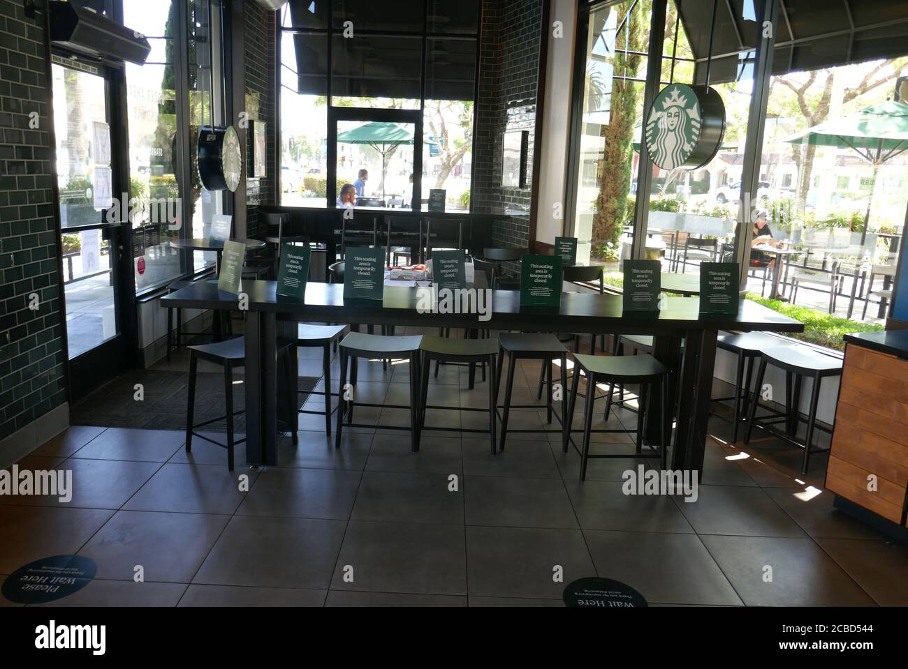 Starbucks outdoor seating hi-res stock photography and images - Alamy