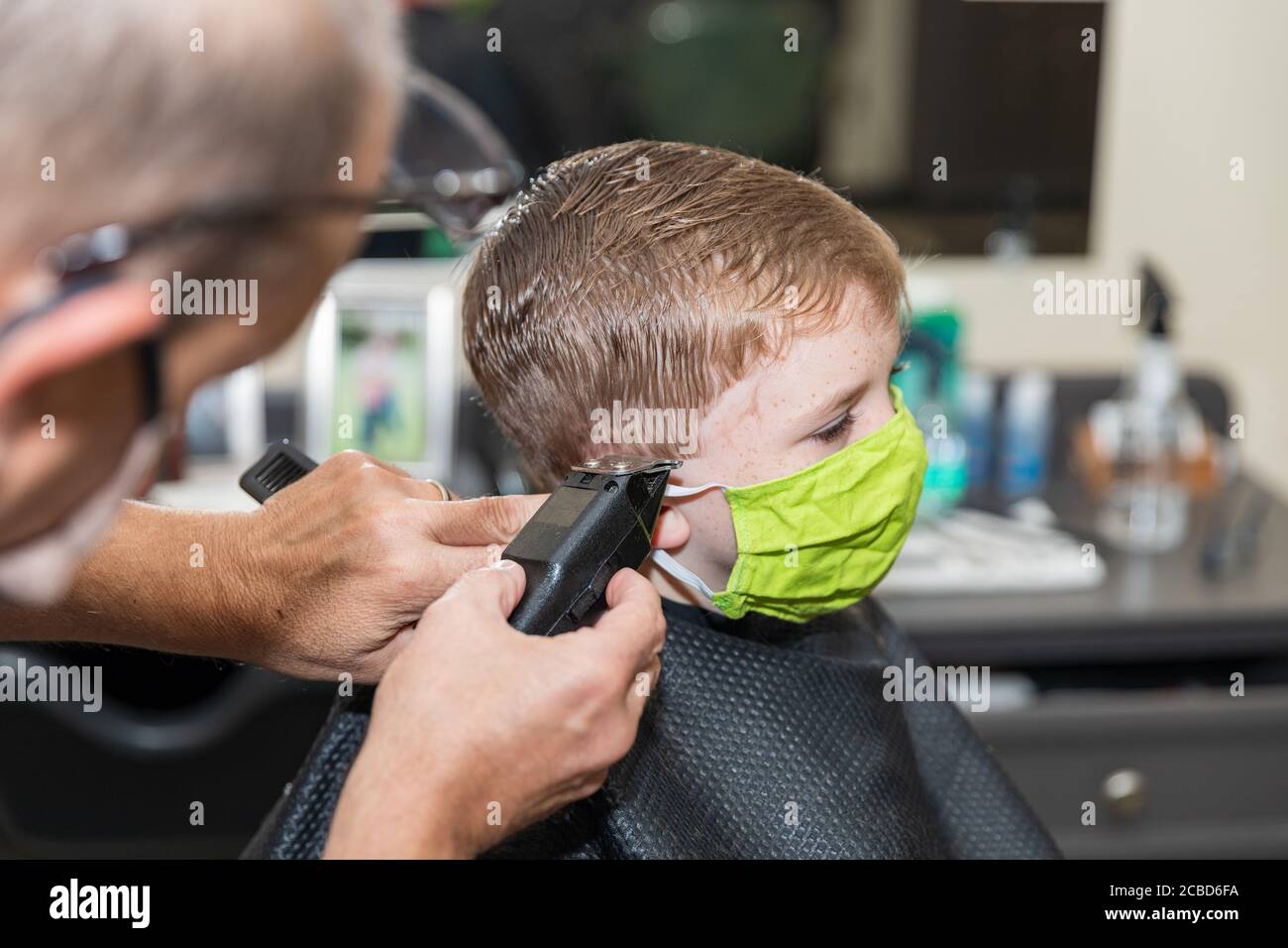Barber combing customer hair shop hi-res stock photography and images ...