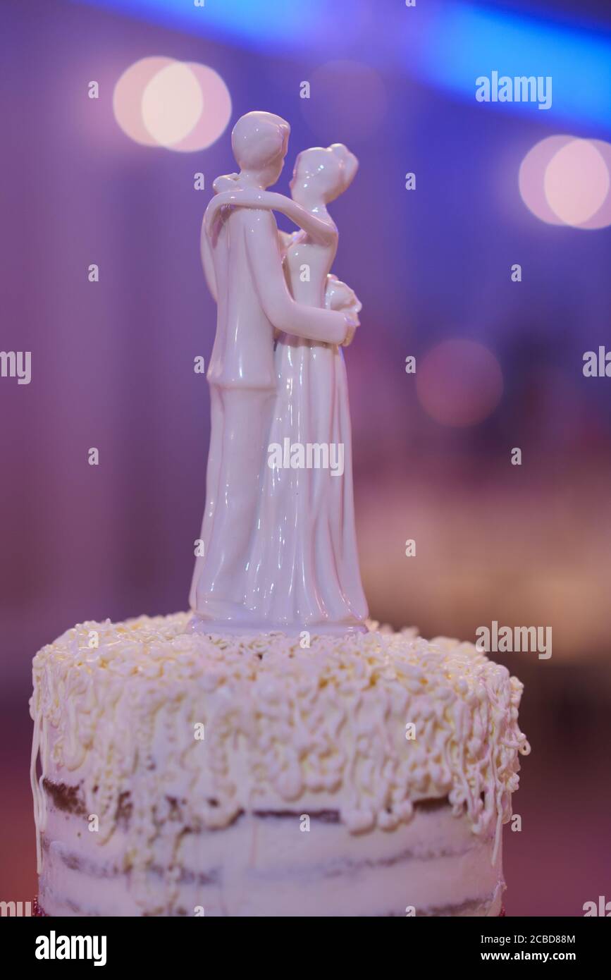 Wedding cake over blurred background Stock Photo - Alamy
