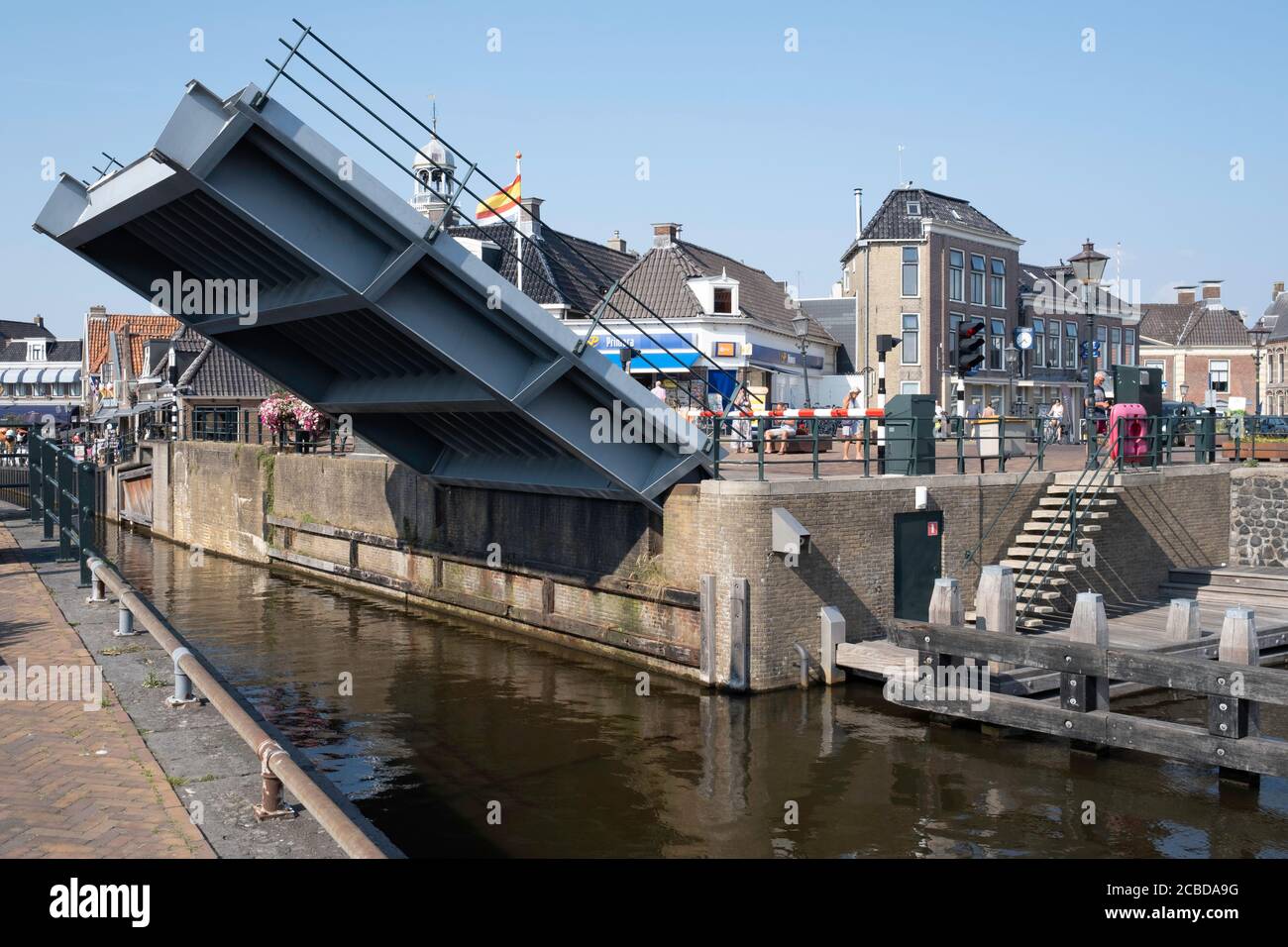 The Blokjesbrug, a drawbridge in Lemmer, is going up. People wait ...