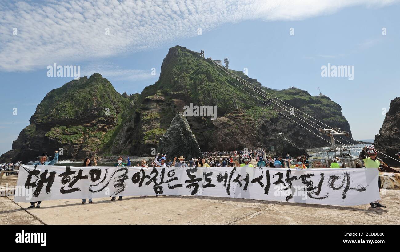 13th Aug, 2020. Calligraphy event on Dokdo A group of calligraphers ...