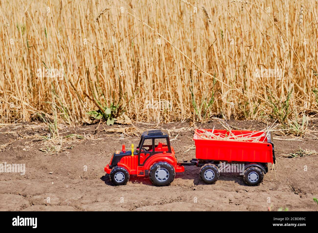 Cartoon red tractor hi-res stock photography and images - Alamy