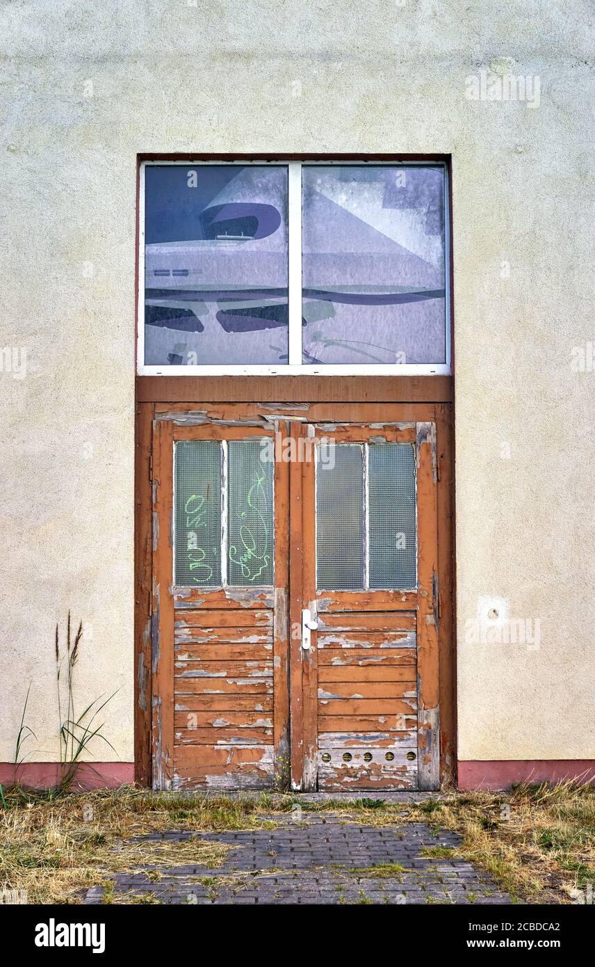 Rotting front door hi-res stock photography and images - Alamy