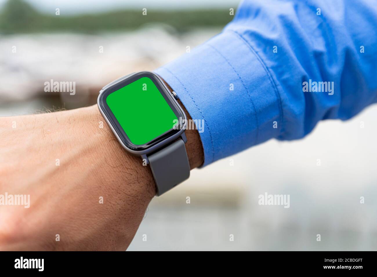 Smart watch on the man's hand with chroma key display for copy space ...