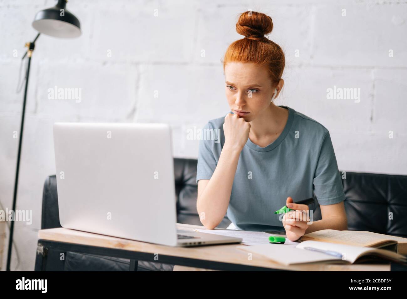 Highlighting documents hi-res stock photography and images - Alamy