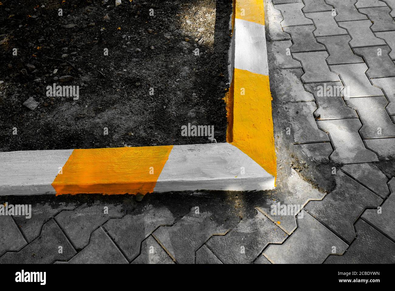 a close view of yellow & white color isolated on footpath border Stock ...