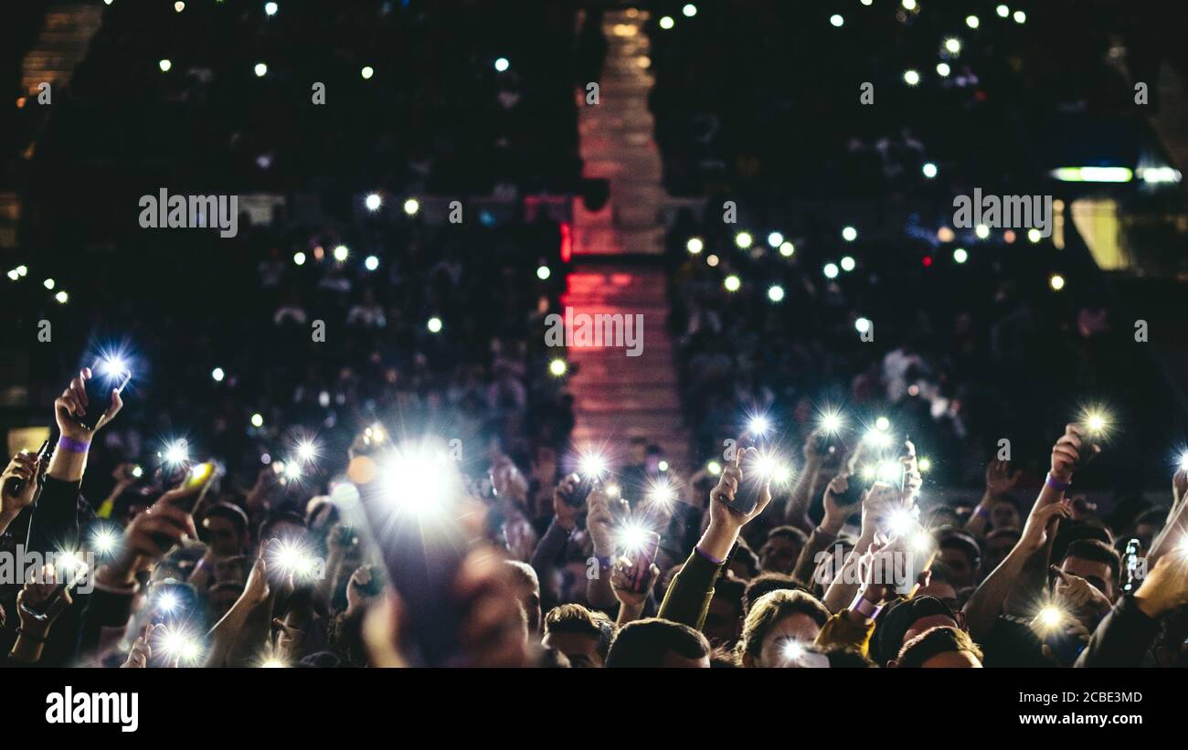 Crowd concert cell phones hi-res stock photography and images - Alamy