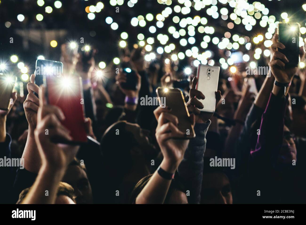 Crowd concert cell phones hi-res stock photography and images - Alamy
