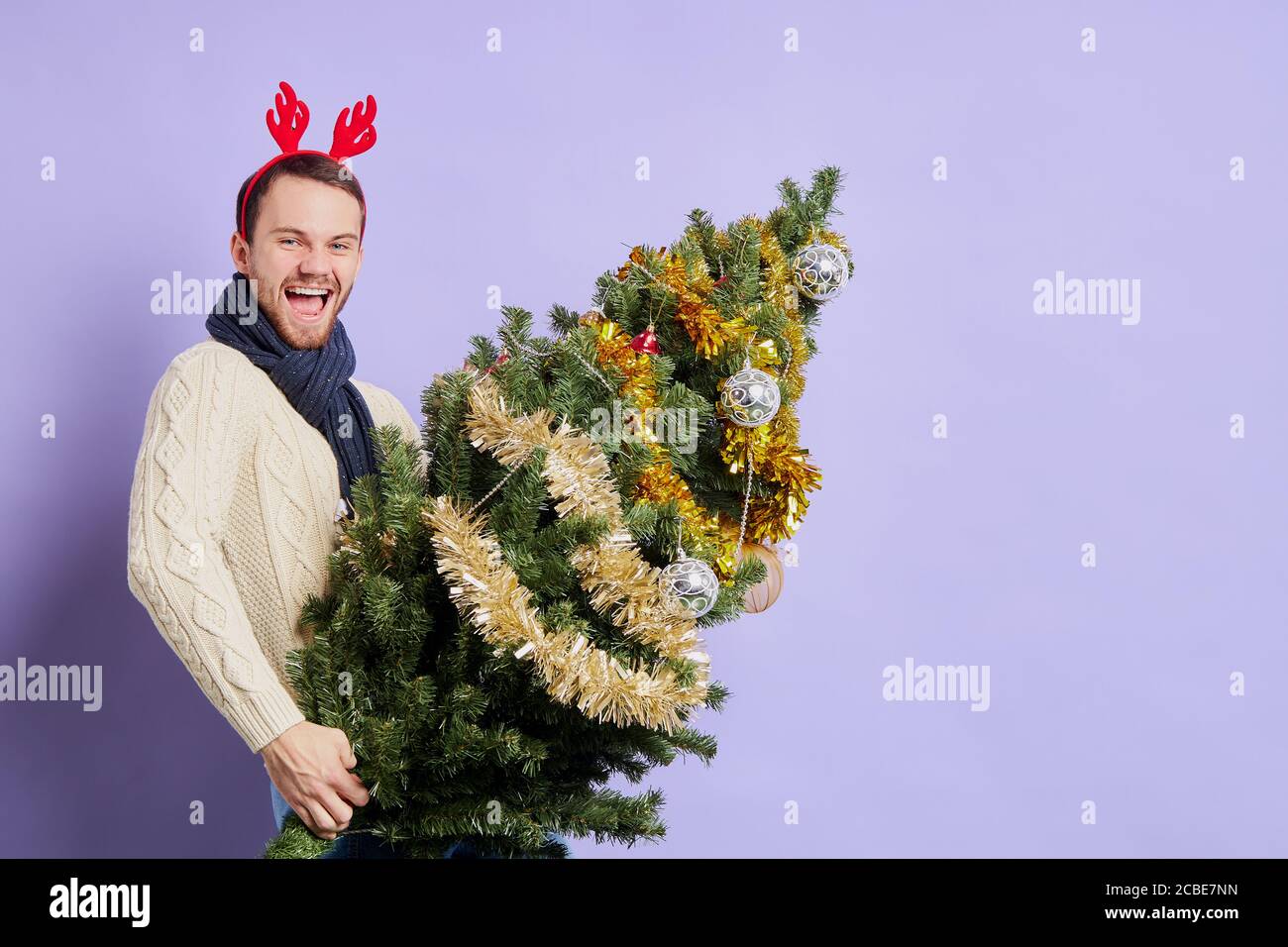 Man carry xmas tree hi-res stock photography and images - Alamy