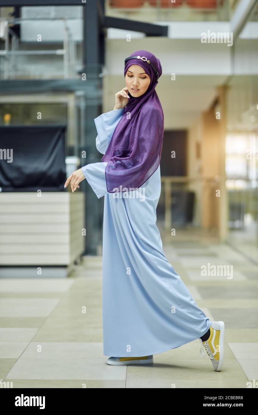 Young Woman Wearing Traditional Arabic Clothing Stock Photo - Alamy
