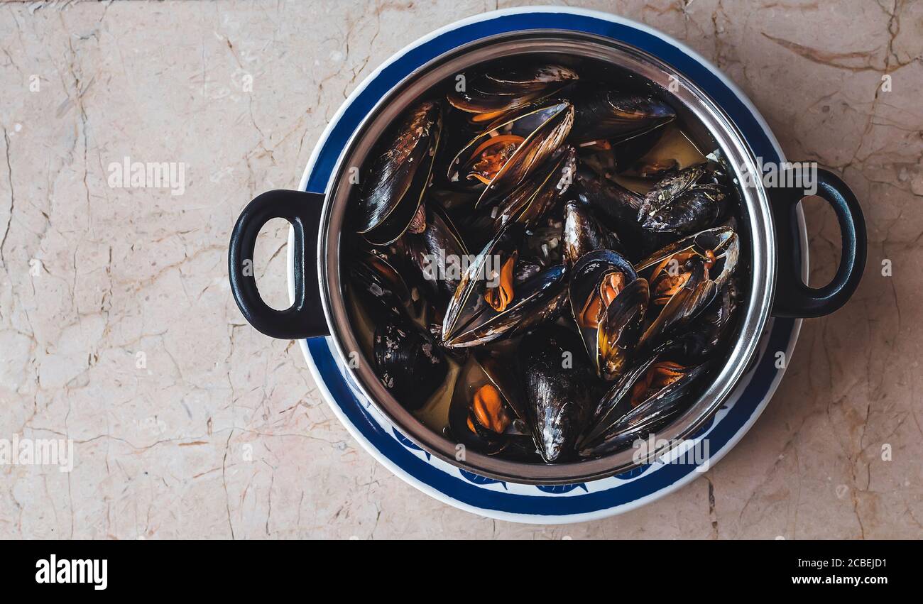 Boiled mussels with garlic and herbs in cooking pot Stock Photo - Alamy