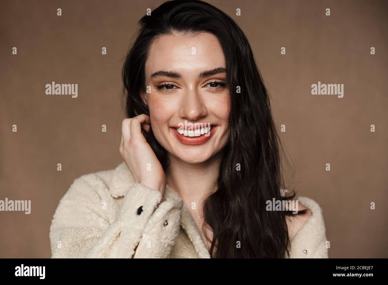 Photo closeup of funny cute woman laughing and looking at camera ...