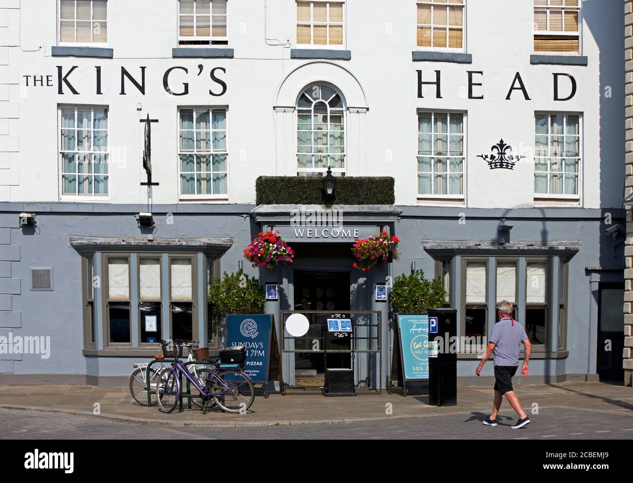 Man walking past the King's Head in Saturday Market, Beverley, East ...