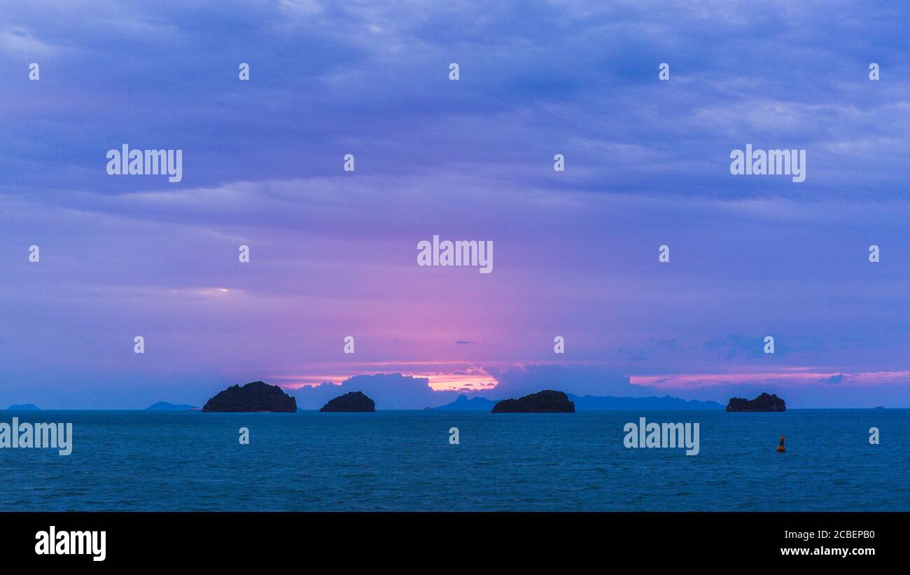 Pink ocean sunset panorama hi-res stock photography and images - Alamy