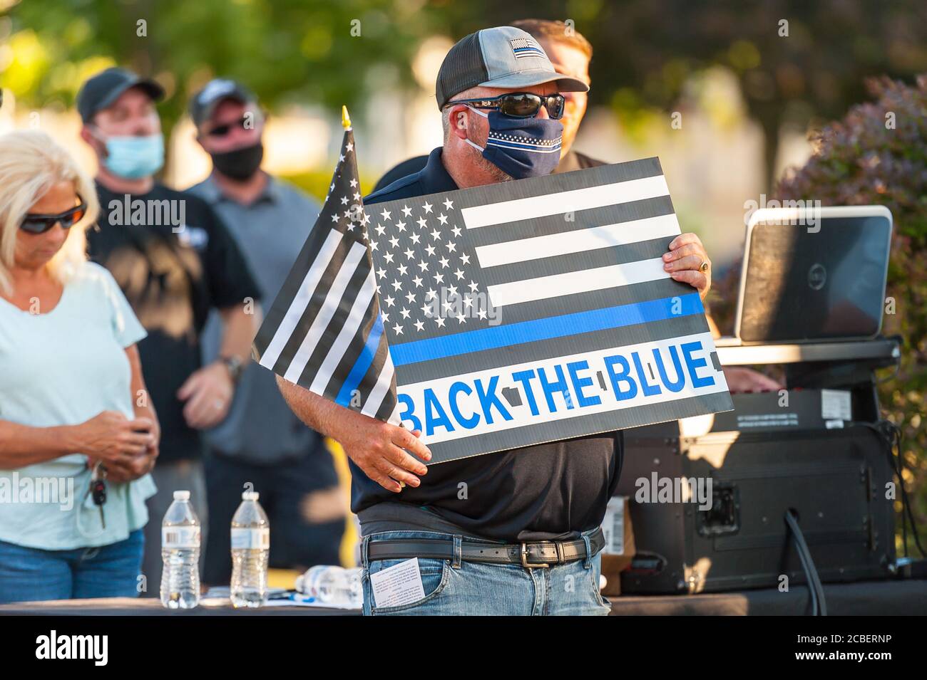 Crowd looking at backs to camera hi-res stock photography and images ...